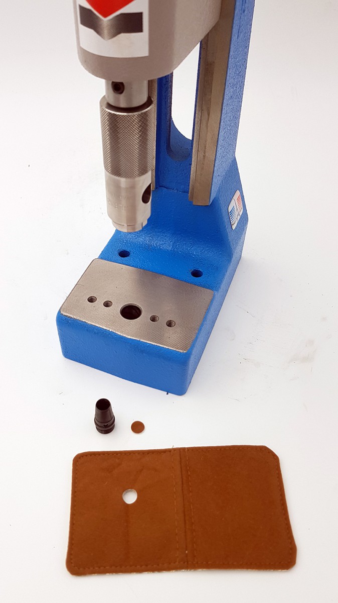 Bench presses for cutting and crimping for leather goods